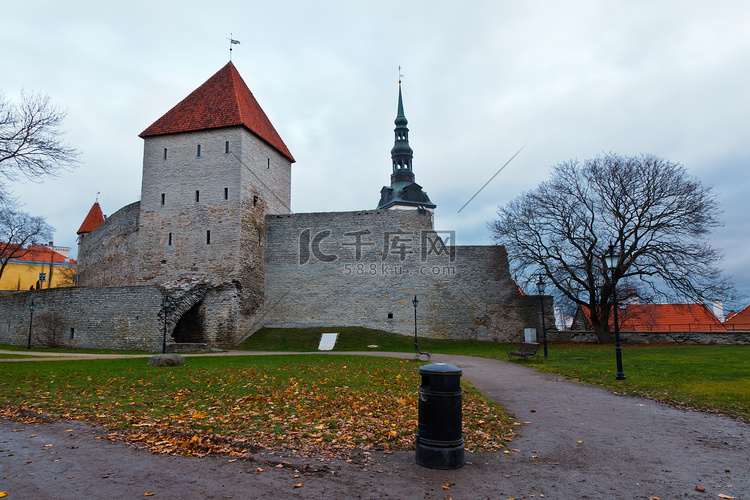 "爱沙尼亚老塔林的城墙和塔楼"高清摄影大图-千库网