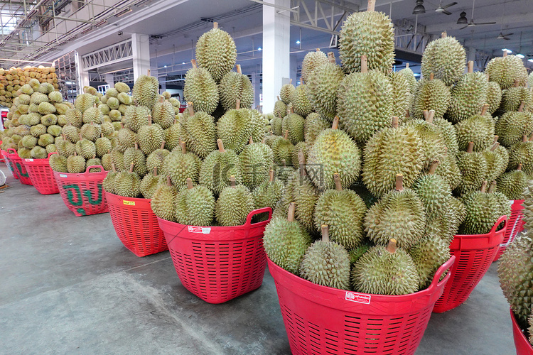 Talad 泰国水果市场上装满榴莲的篮子。高清摄影大图-千库网