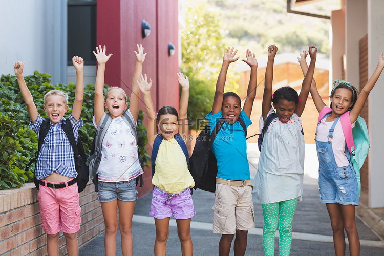 一群孩子在学校校园里站成一排高清摄影大图-千库网