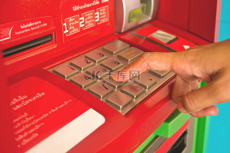按 ATM 机上的数字按钮高清摄影大图-千库网