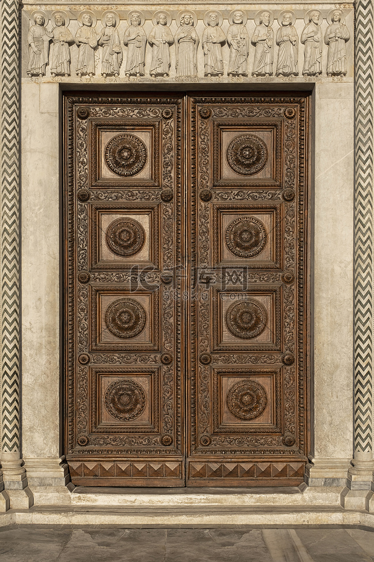 有美丽雕刻的老华丽木门高清摄影大图-千库网