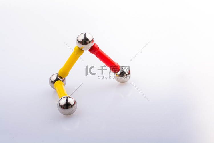 白色背景中的磁铁玩具棒和磁球高清摄影大图-千库网