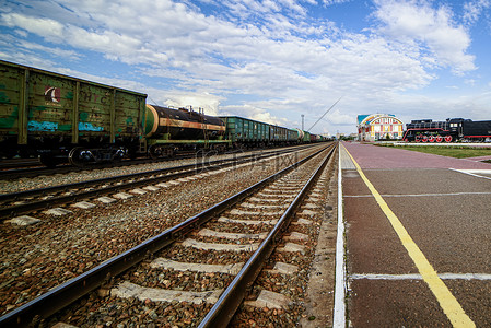 延伸到远方的铁轨高清摄影大图-千库网