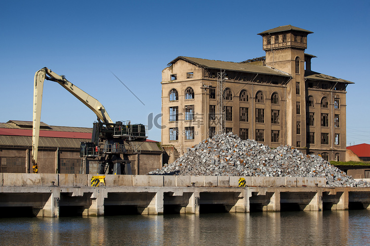 “西班牙巴斯克自治区 Bizkaia 毕尔巴鄂的工业”高清摄影大图-千库网