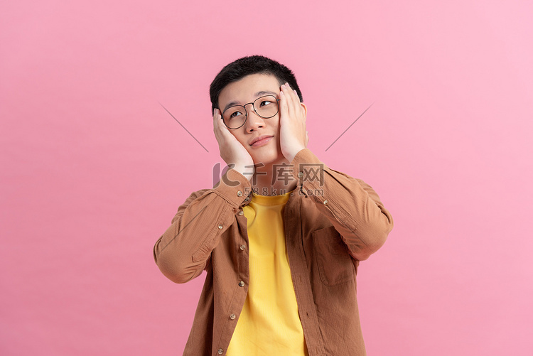 困惑的人以难以置信的情绪反应。高清摄影大图-千库网