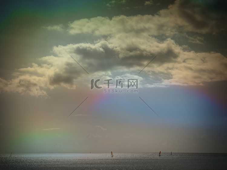 风帆冲浪者在风帆冲浪。高清摄影大图-千库网