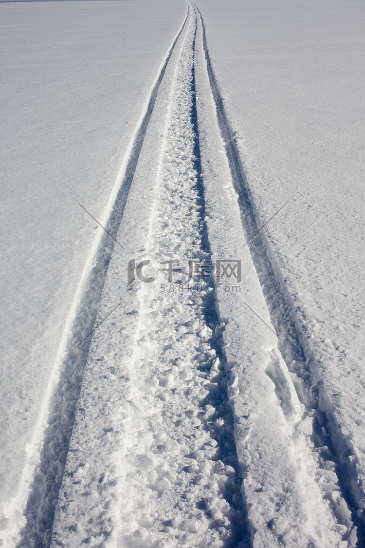 Skidoo 轨道在新鲜干净的雪中高清摄影大图-千库网