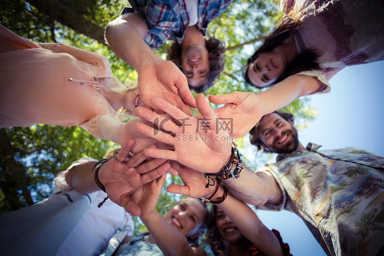 朋友们在公园里形成一个 handstack高清摄影大图-千库网