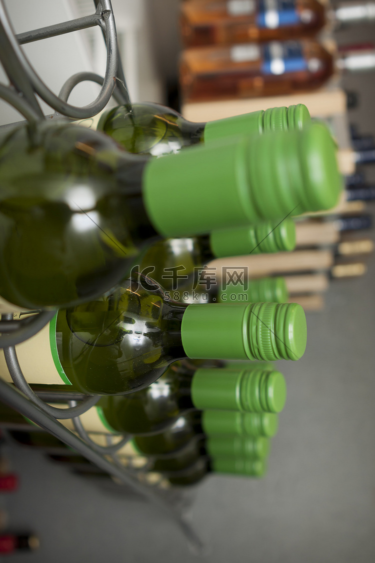 酒瓶高清摄影大图-千库网