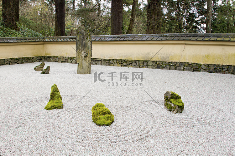 带瓦屋顶墙的日式石沙花园高清摄影大图-千库网