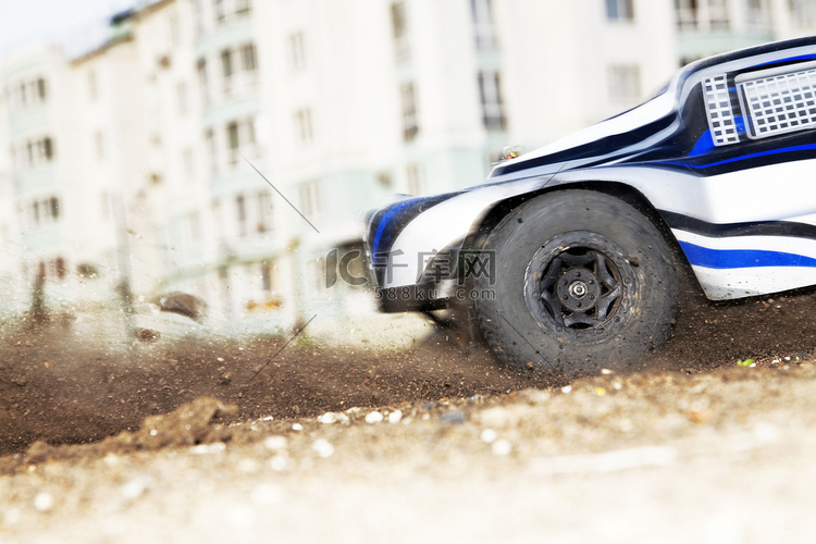 快速行驶的无线电遥控车 spinnig 轮的特写高清摄影大图-千库网