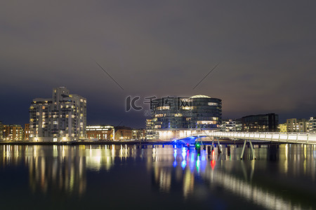 夜间在哥本哈根的现代自行车桥和双子座住宅高清摄影大图-千库网