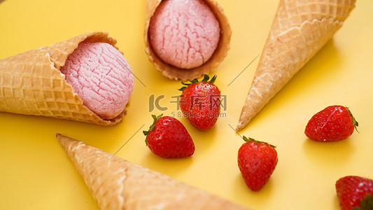 华夫蛋筒中的草莓冰淇淋。高清摄影大图-千库网