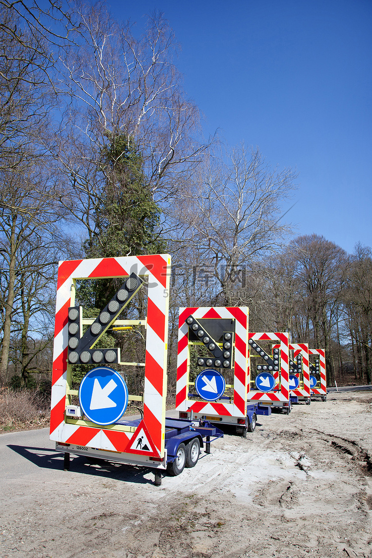 车轮上的交通警告标志高清摄影大图-千库网