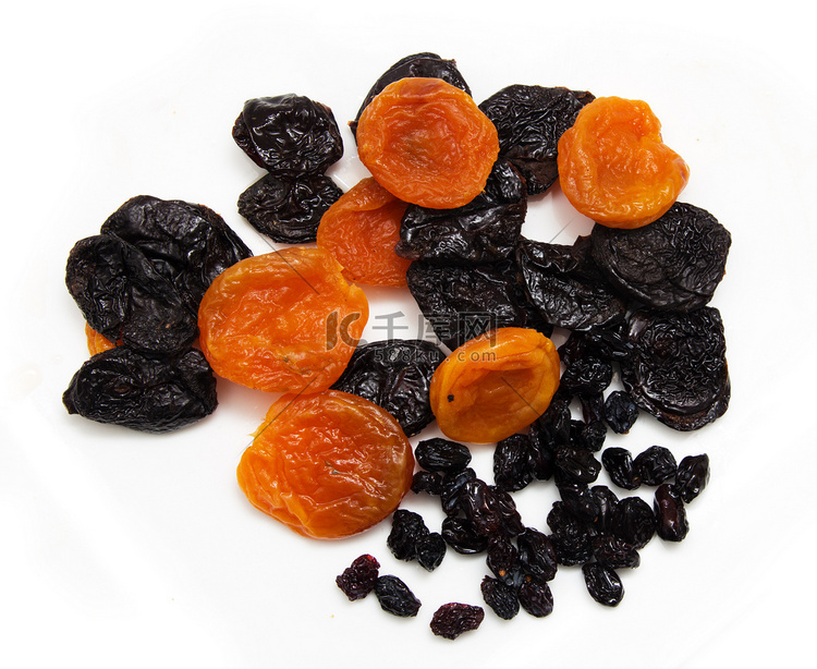 白色背景中的杏干、李子和葡萄干高清摄影大图-千库网