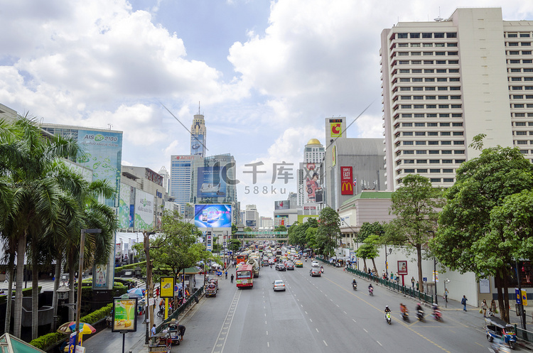 2014 年 7 月 3 日泰国曼谷 Ratchaprasong 路上的交通高清摄影大图-千库网