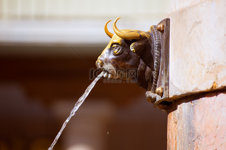 西班牙卡洛斯卡斯特广场的 Aragon Teruel El Torico 喷泉高清摄影大图-千库网