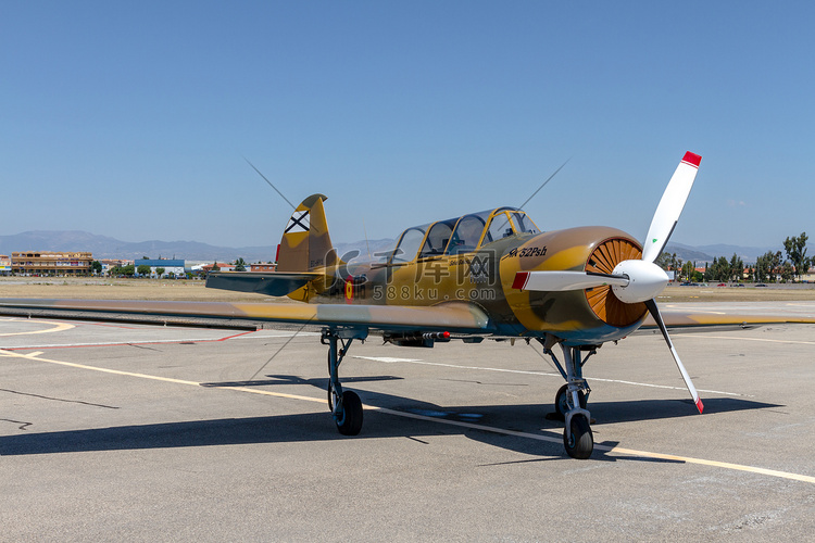 雅科夫列夫 Yak-52 飞机高清摄影大图-千库网