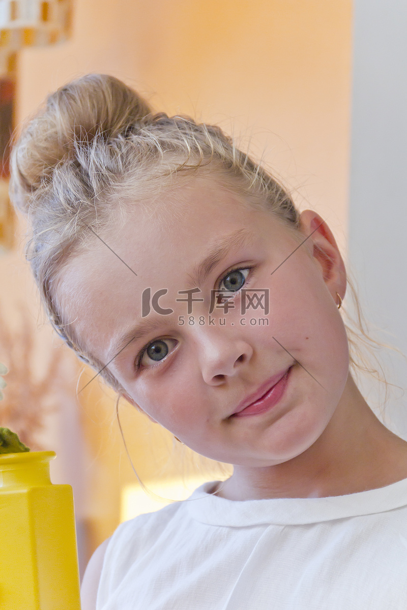 可爱的女孩高清摄影大图-千库网