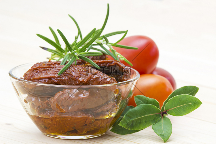 干西红柿、新鲜西红柿和香草高清摄影大图-千库网