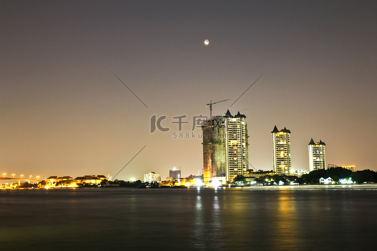 夜晚的河边建筑。 高清摄影大图-千库网