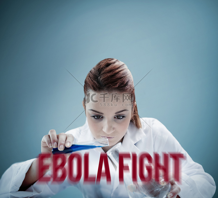 金发科学家将液体倒入 Erlenmeyer高清摄影大图-千库网