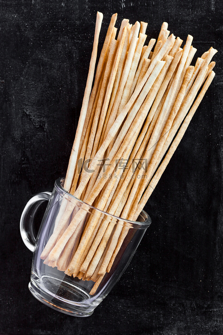 玻璃杯中的 Turinese 面包棒高清摄影大图-千库网
