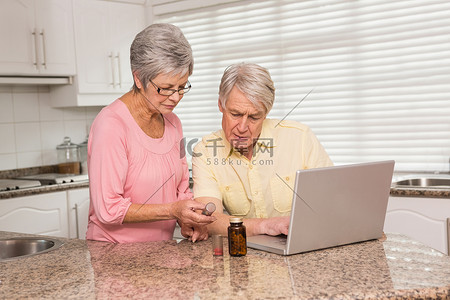 年长夫妇在网上查找药物高清摄影大图-千库网