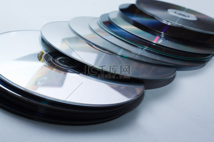 CD 堆在白色背景上。高清摄影大图-千库网