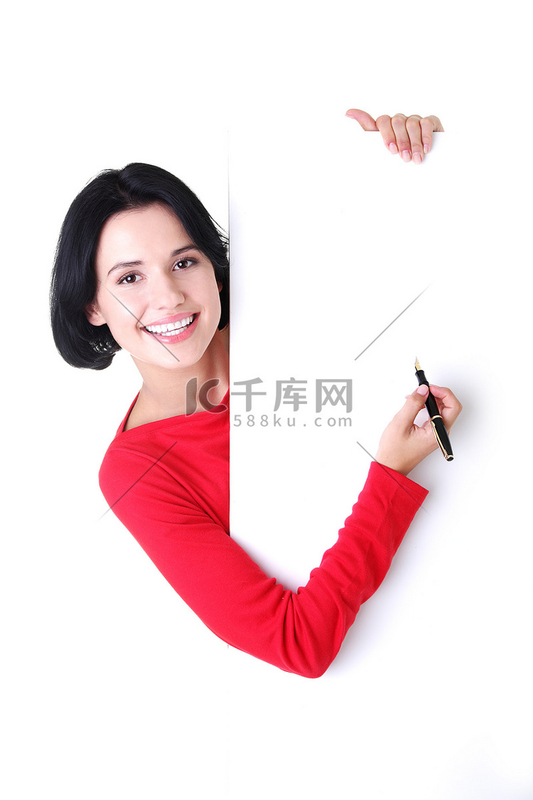 快乐美丽的女人用钢笔在空白板上写字。高清摄影大图-千库网