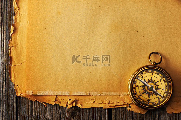 在老背景的古色古香的黄铜指南针高清摄影大图-千库网