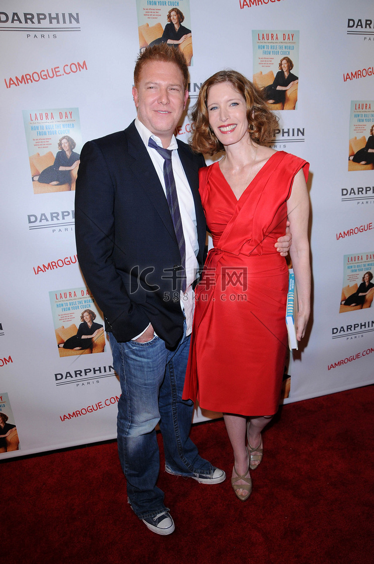 Ryan Kavanaugh 和 Laura Day 在“如何从沙发上统治世界”的新书发布会上。 高清摄影大图-千库网