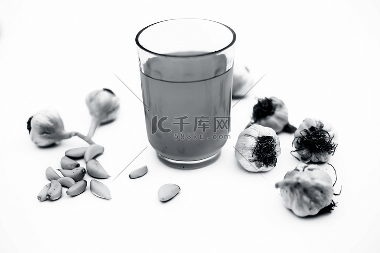 在白色隔绝的新鲜的有机大蒜汁与新鲜的蒜瓣和大蒜鳞茎一起。高清摄影大图-千库网