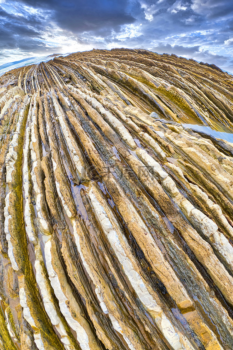 陡峭倾斜的 Flysch 层，西班牙巴斯克海岸联合国教科文组织世界地质公园高清摄影大图-千库网