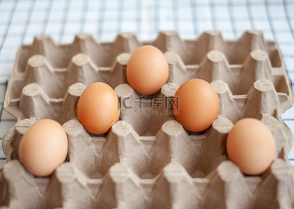 一个大纸板袋的空细胞中的几个棕色鸡蛋高清摄影大图-千库网