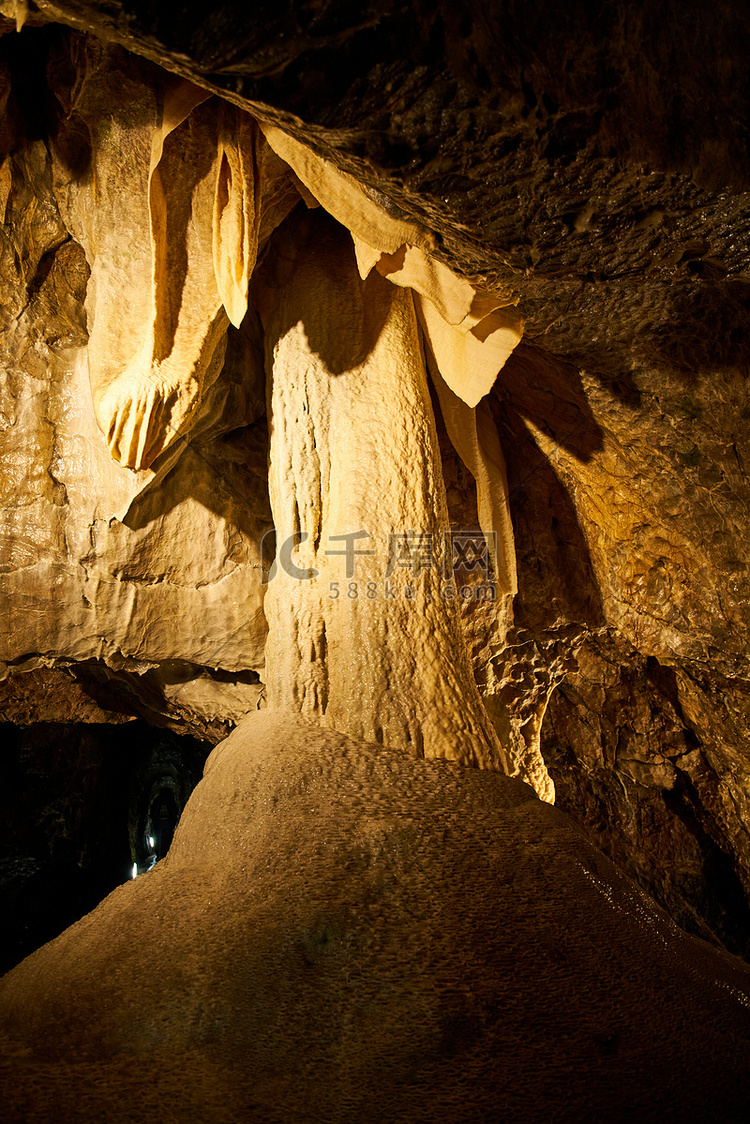 捷克共和国 Macocha 洞穴内的石灰岩地层高清摄影大图-千库网