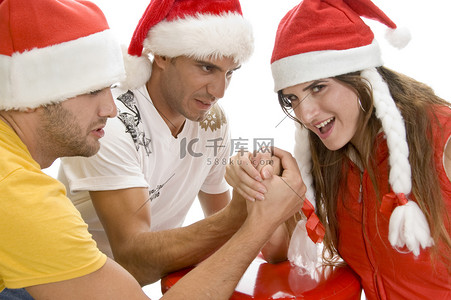 参加扳手腕比赛的年轻人高清摄影大图-千库网