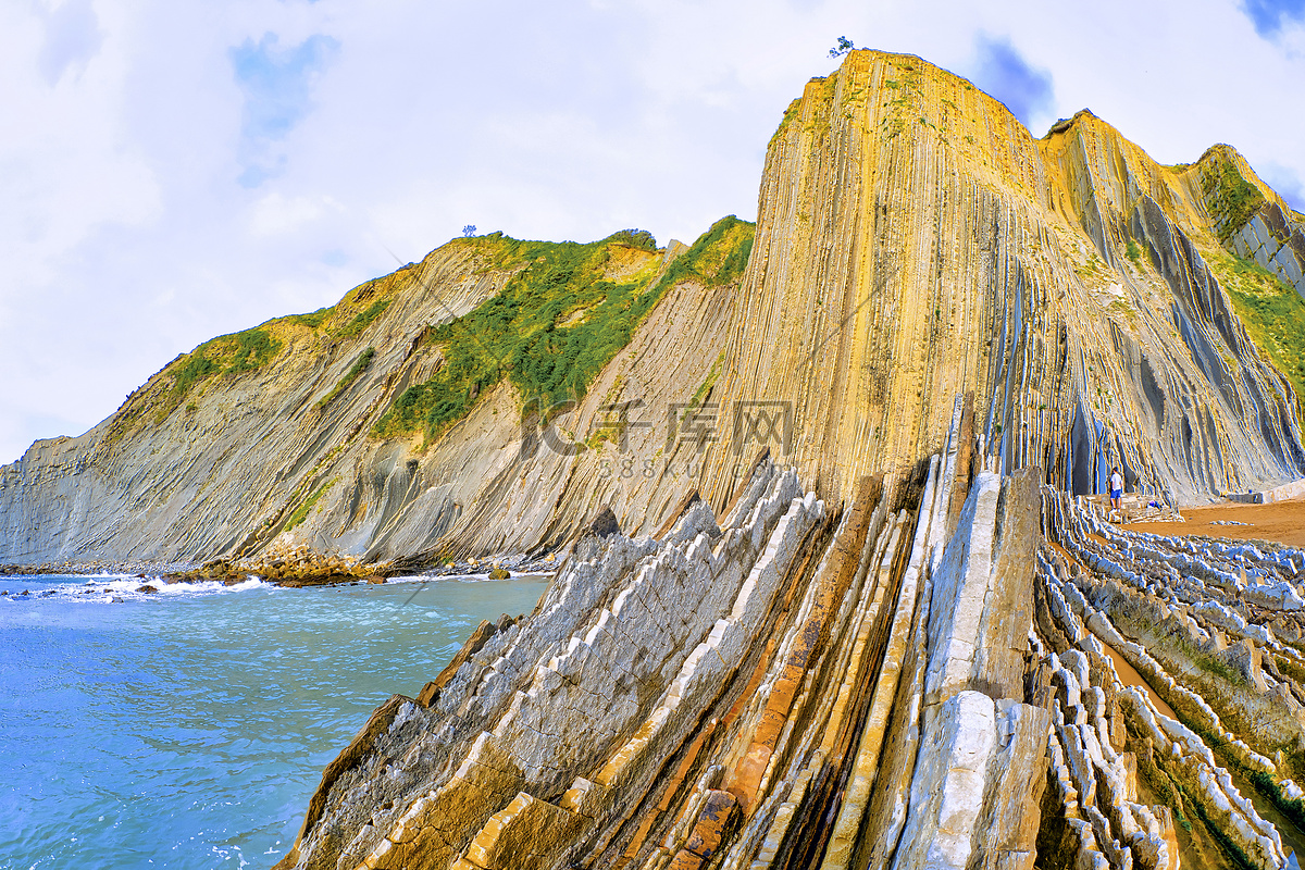 陡峭倾斜的 Flysch 层，西班牙巴斯克海岸联合国教科文组织世界地质公园高清摄影大图-千库网