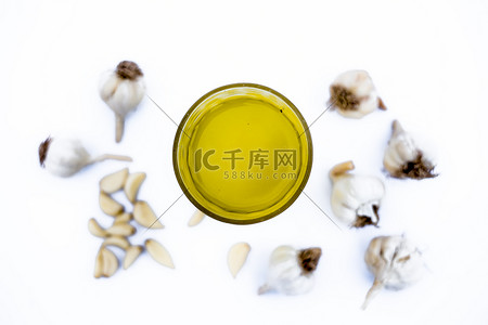 在白色隔绝的新鲜的有机大蒜汁与新鲜的蒜瓣和大蒜鳞茎一起。高清摄影大图-千库网