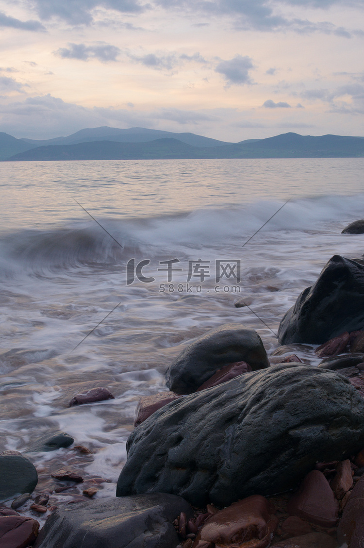 L0217 岩石和海浪高清摄影大图-千库网