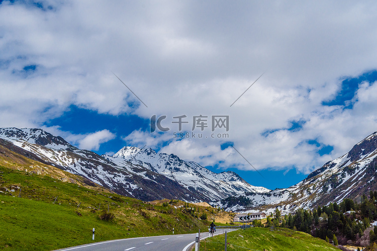 在多雪的阿尔卑斯山、Fluelapass、达沃斯、格劳宾德之间的道路高清摄影大图-千库网
