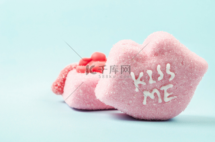 带有“KISS ME”文字的安迪斯。高清摄影大图-千库网