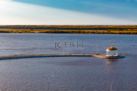 位于哈巴罗夫斯克市附近的旅游综合体 Zaimka 的泊位大楼。高清摄影大图-千库网
