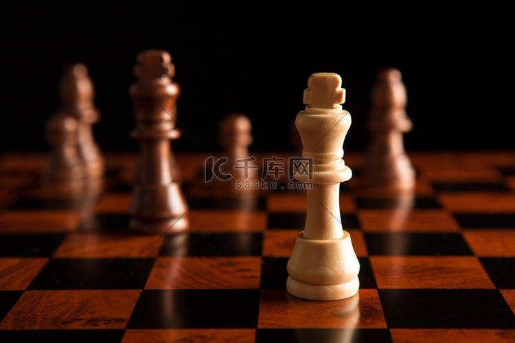 以国王为中心的国际象棋游戏高清摄影大图-千库网