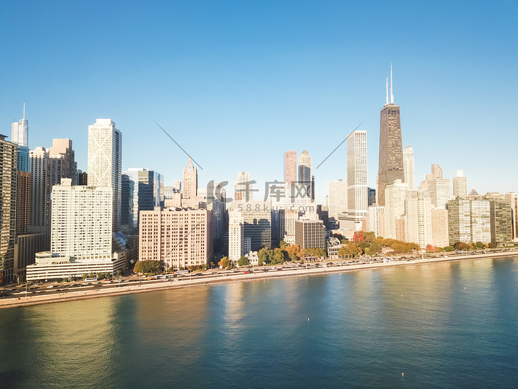 从密歇根湖的顶视图芝加哥摩天大楼与早晨秋光高清摄影大图-千库网
