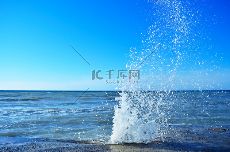 海浪撞击混凝土码头高清摄影大图-千库网