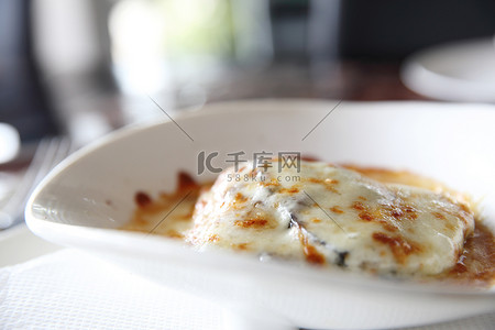 茄子烤宽面条意大利食物高清摄影大图-千库网
