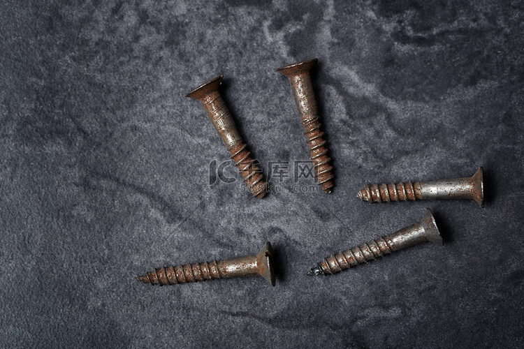 小组生锈的螺丝高清摄影大图-千库网