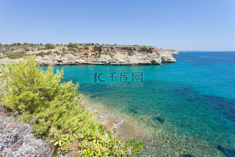 Calas de Mallorca，马略卡岛 - 通往海湾的美妙景象高清摄影大图-千库网