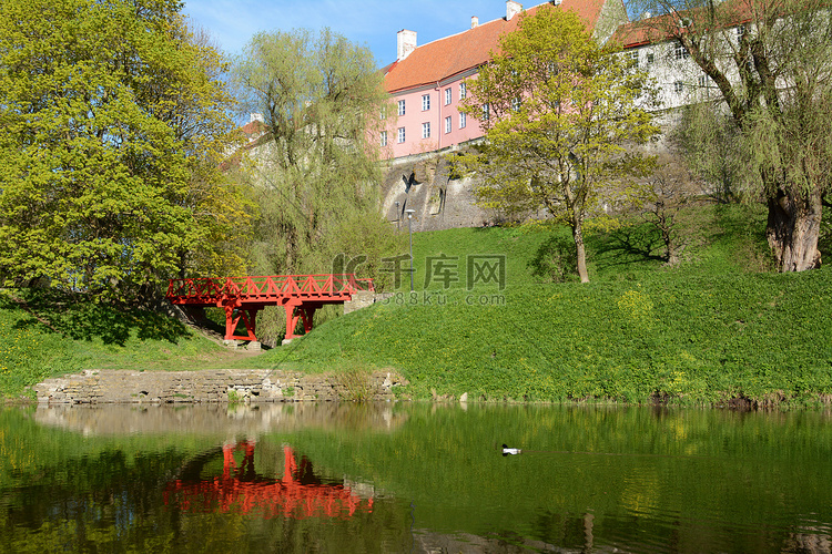 爱沙尼亚塔林 Snelli Tiik 池塘旁的红色人行桥高清摄影大图-千库网